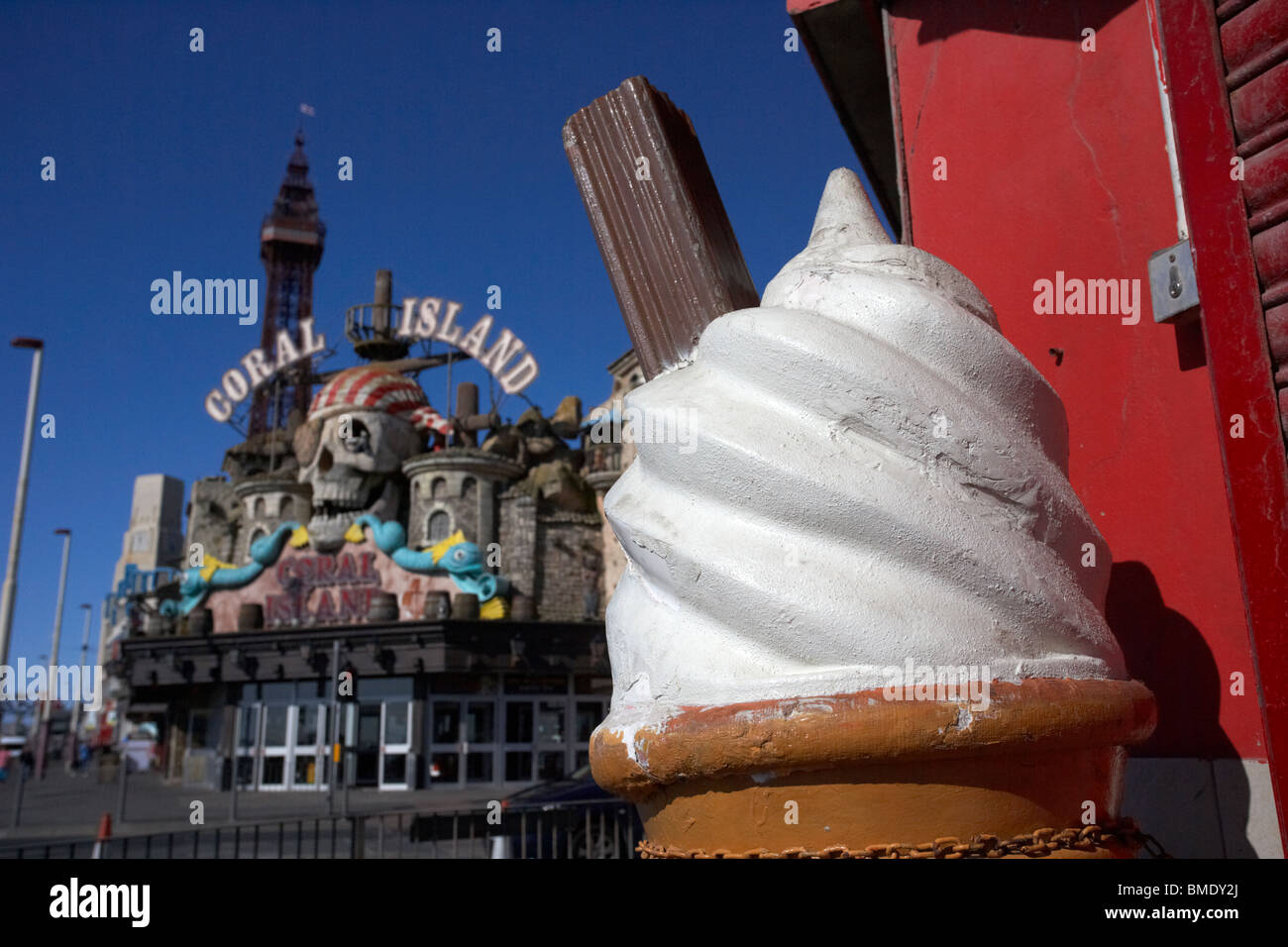 Large ice cream cone hi-res stock photography and images - Alamy