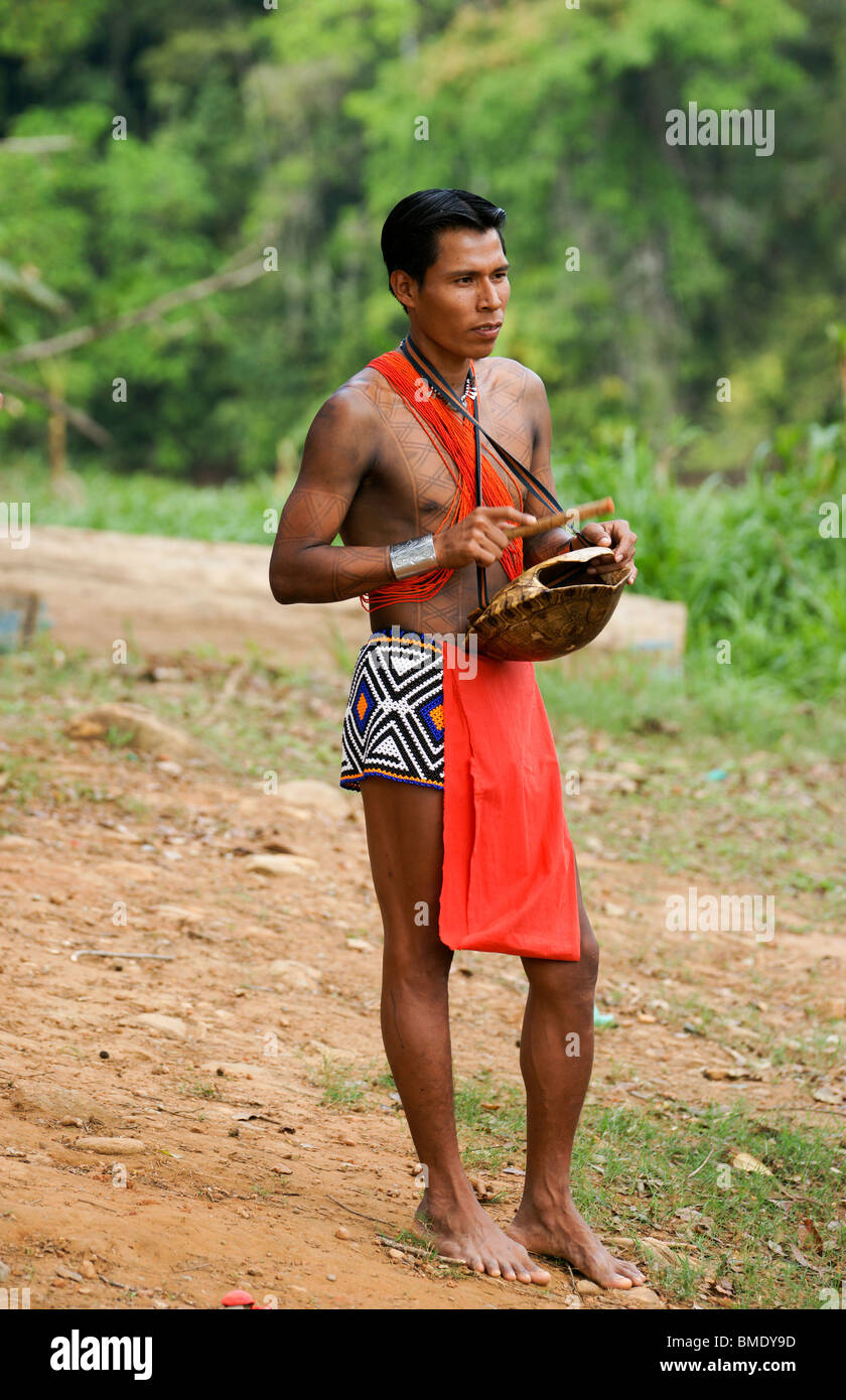 Embara Indian man playing turtle shell drum. Panama Stock Photo - Alamy