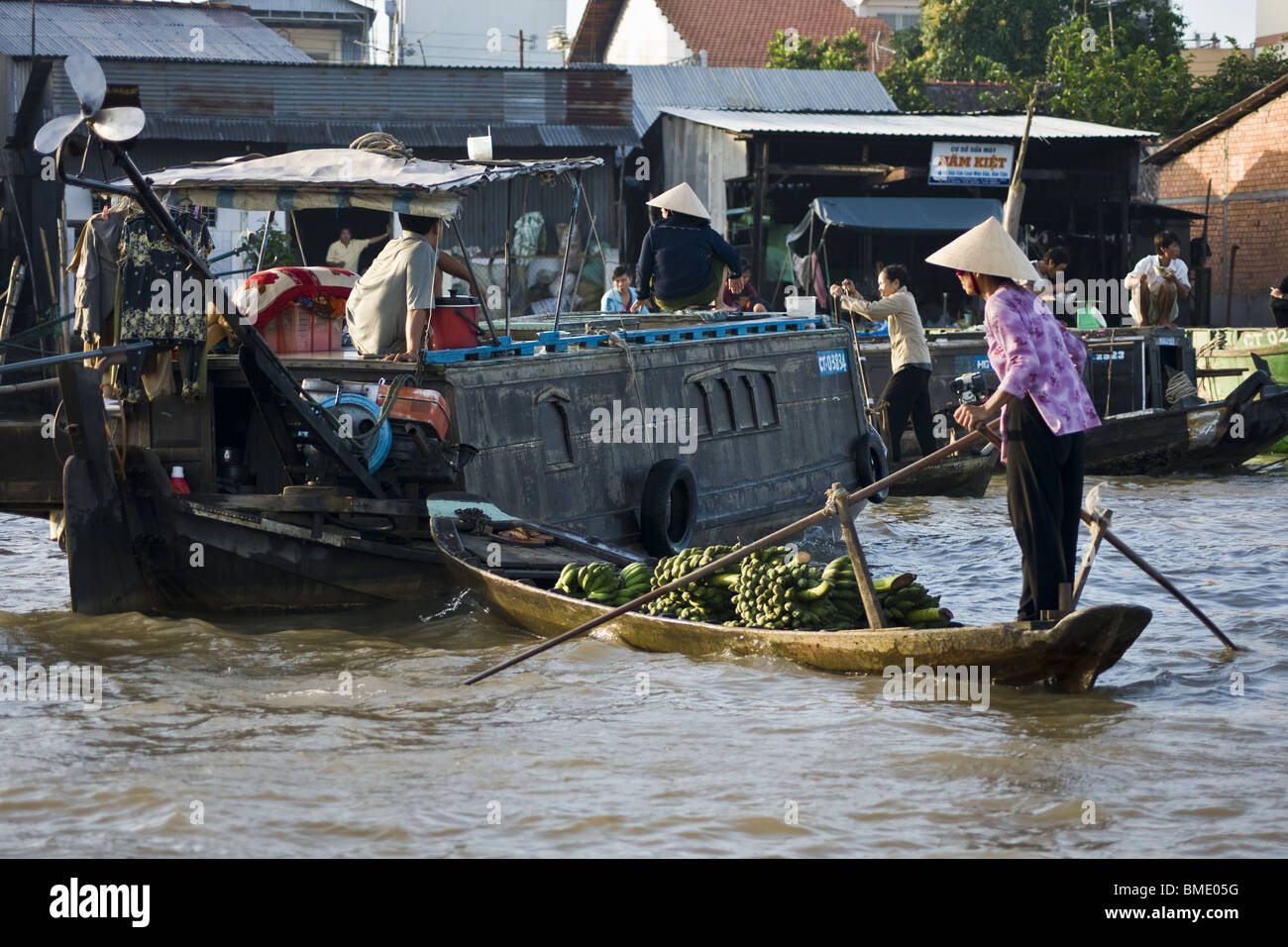 Vietnamese woman rowing boat on Mekong Delta at a floating market Stock ...