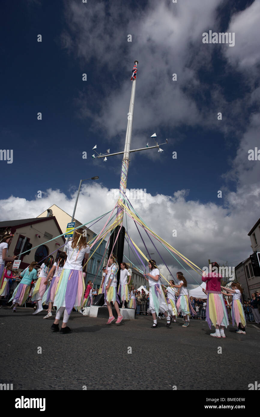 May pole dance uk hi-res stock photography and images - Alamy