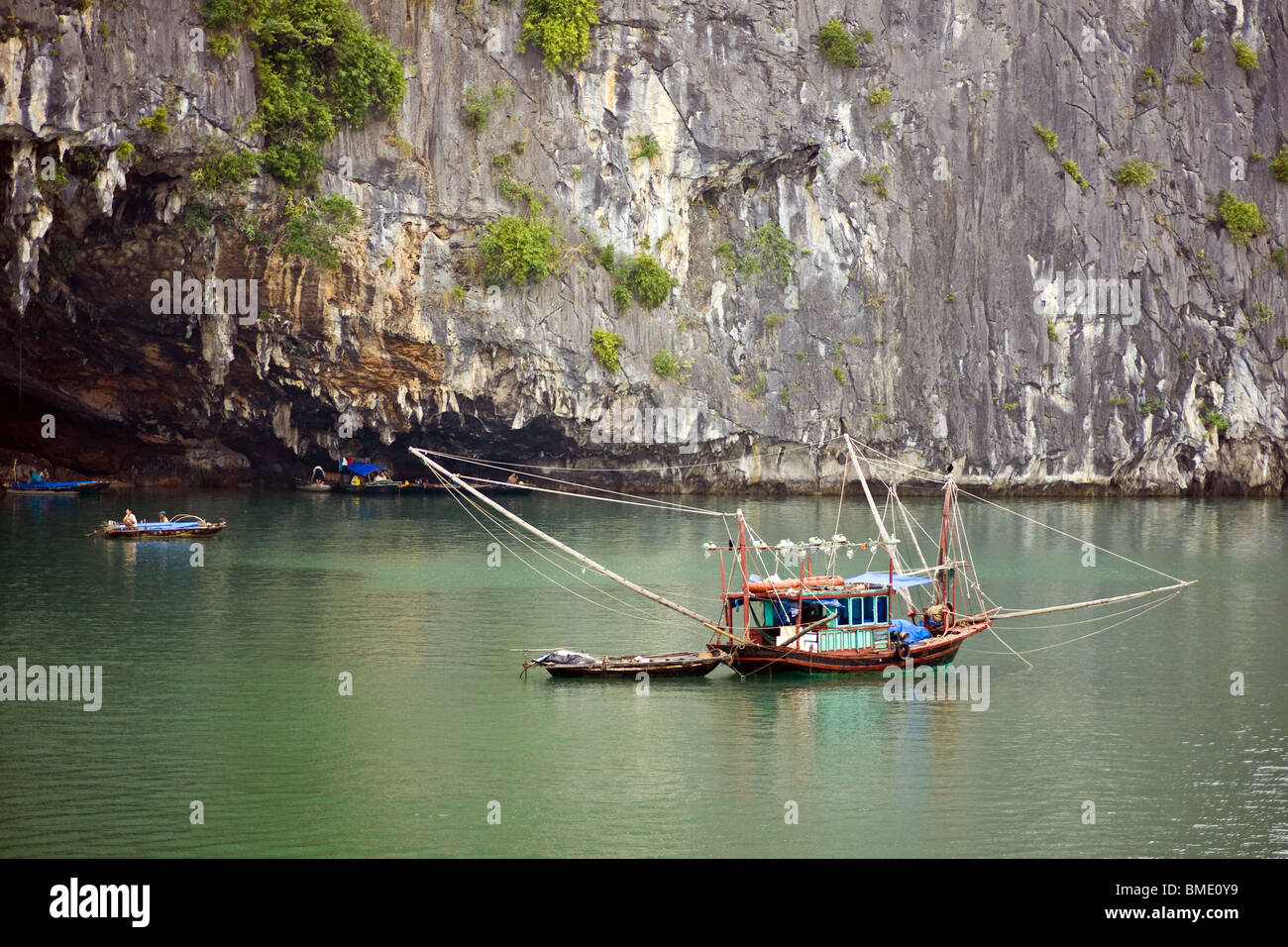 Fishing boat waiting for catch, Halong Bay, Vietnam Stock Photo - Alamy