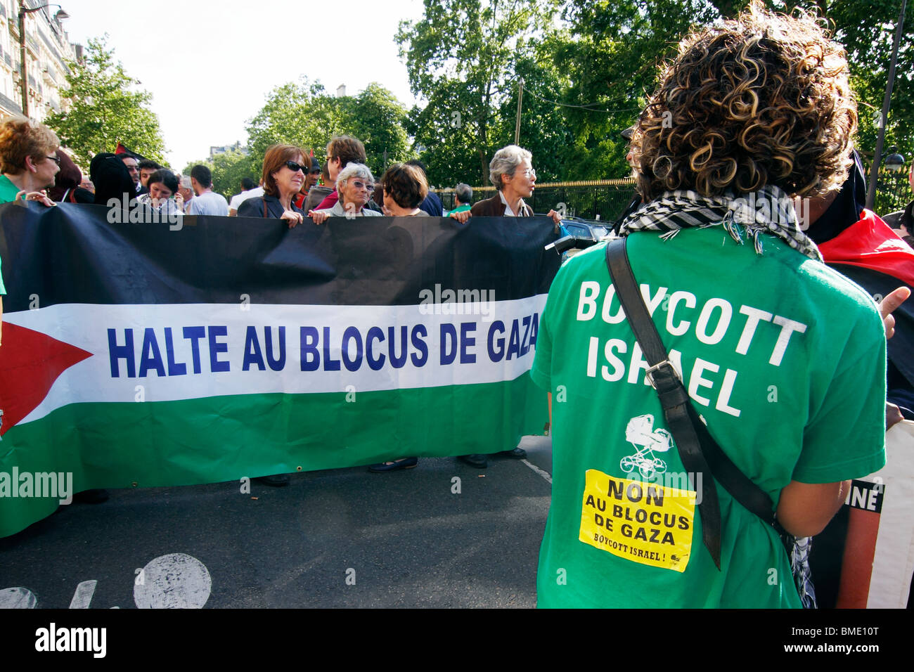 Demonstration in Paris to support the Irish-flagged Rachel Corrie ...