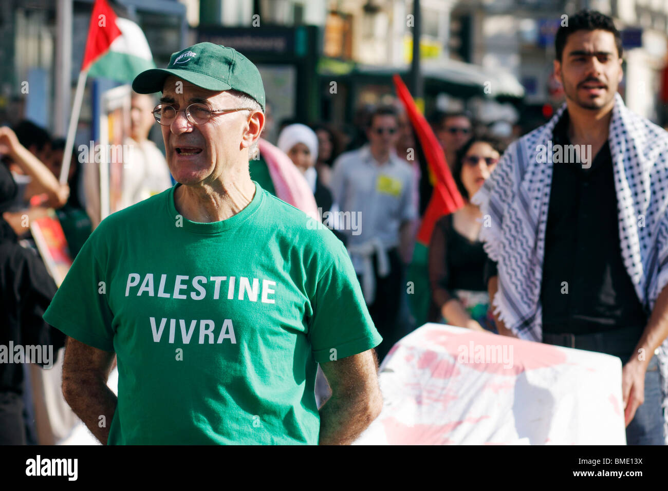 Demonstration in Paris to support the Irish-flagged Rachel Corrie ...