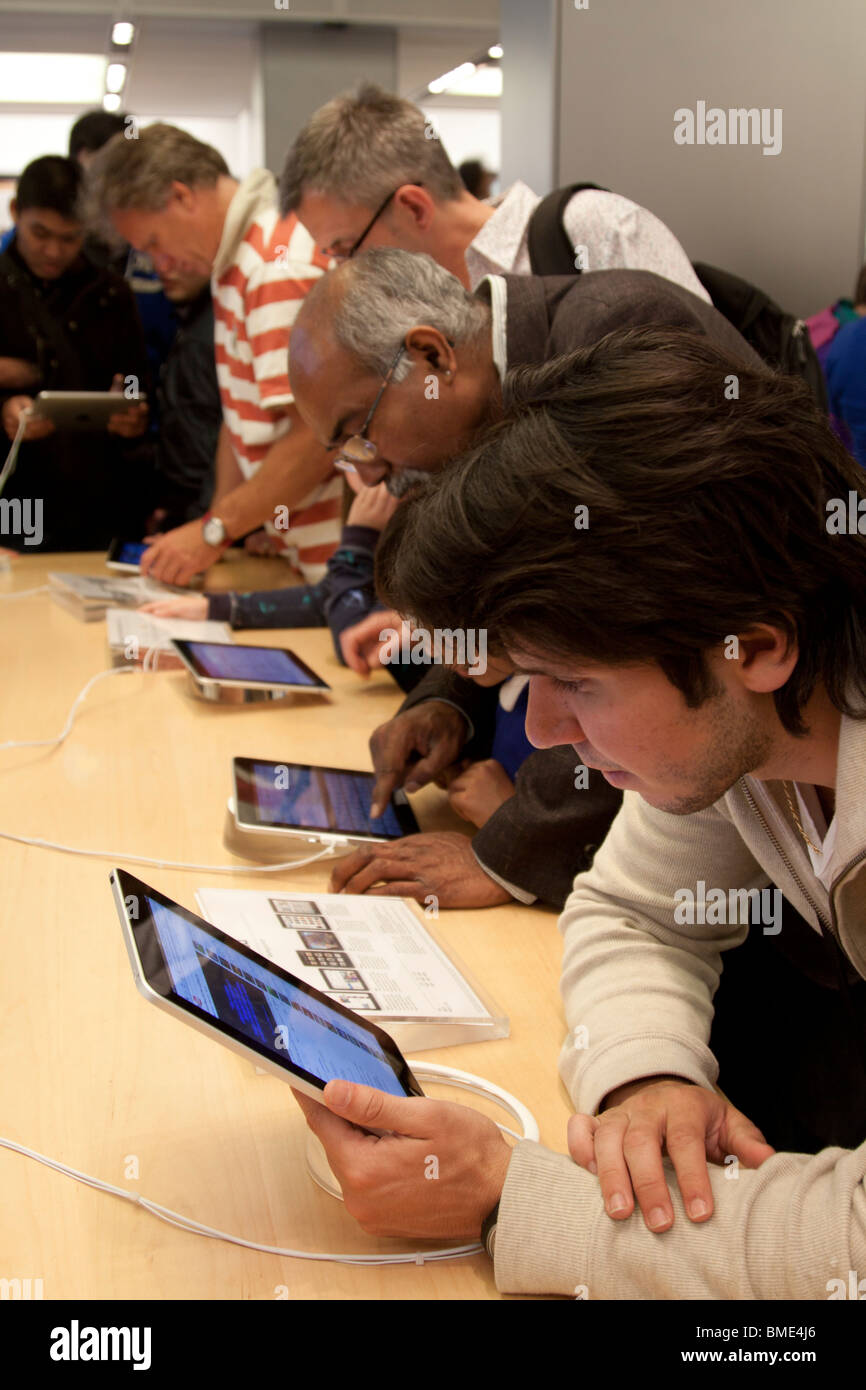 Man apple store launch hi-res stock photography and images - Alamy