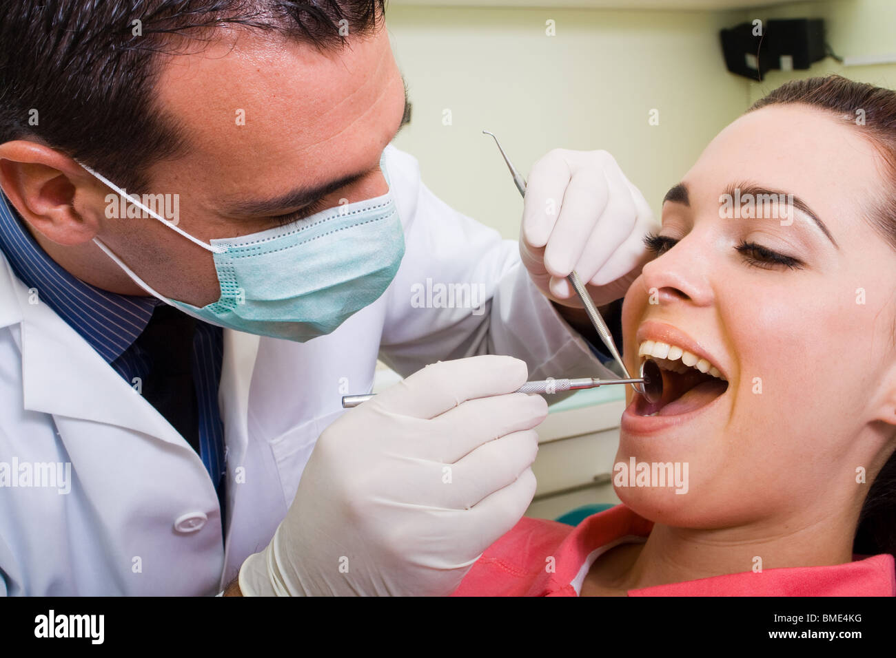 Dentist and patient hi-res stock photography and images - Alamy