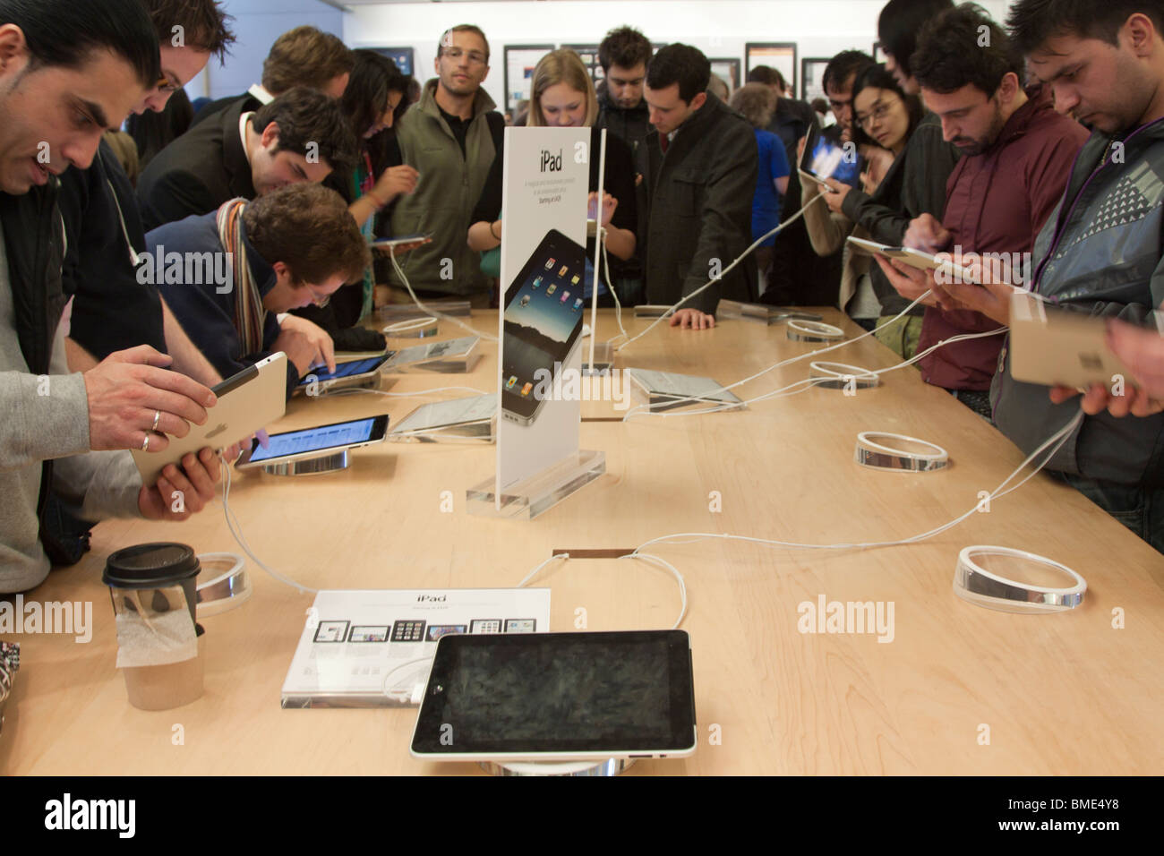 Apple computer store people table hi-res stock photography and images ...