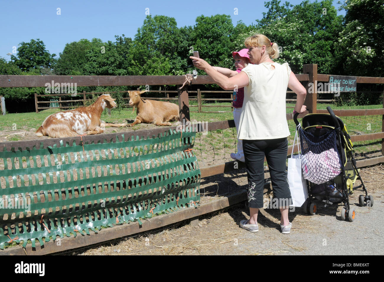 UK PARENTS AND CHILDREN AT HACKNEY CITY FARM IN LONDON Stock Photo - Alamy