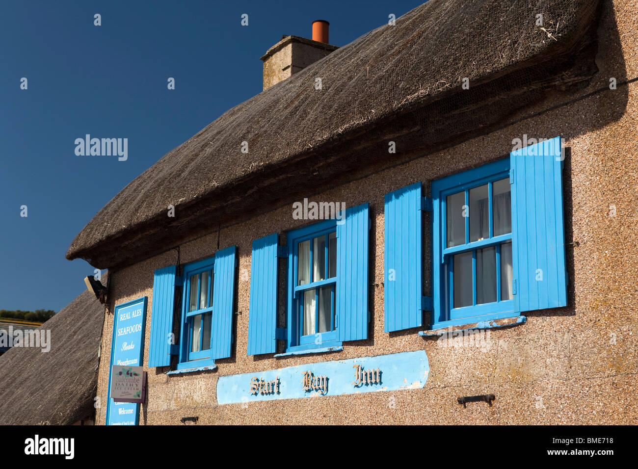 UK, England, Devon, Torcoss, Start Bay Inn, thatched seafront public ...