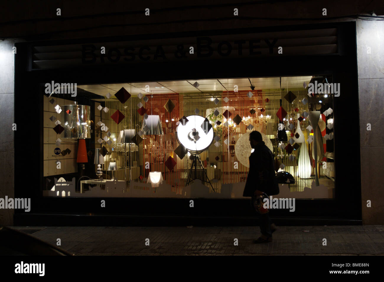 Night view shop hi-res stock photography and images - Alamy