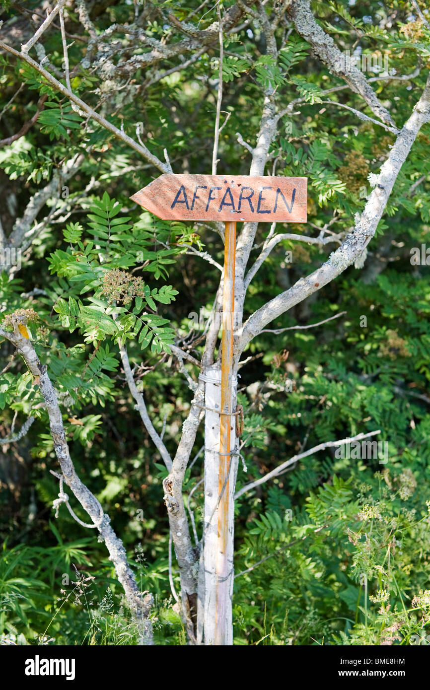 Signpost woods forest tree woodland hi-res stock photography and images ...