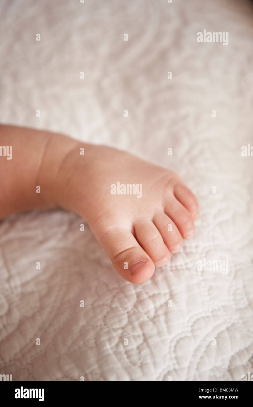 Babys toe on blanket Stock Photo - Alamy
