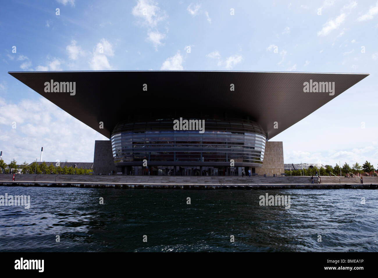 Modern opera house by riverside in Copenhagen Stock Photo - Alamy