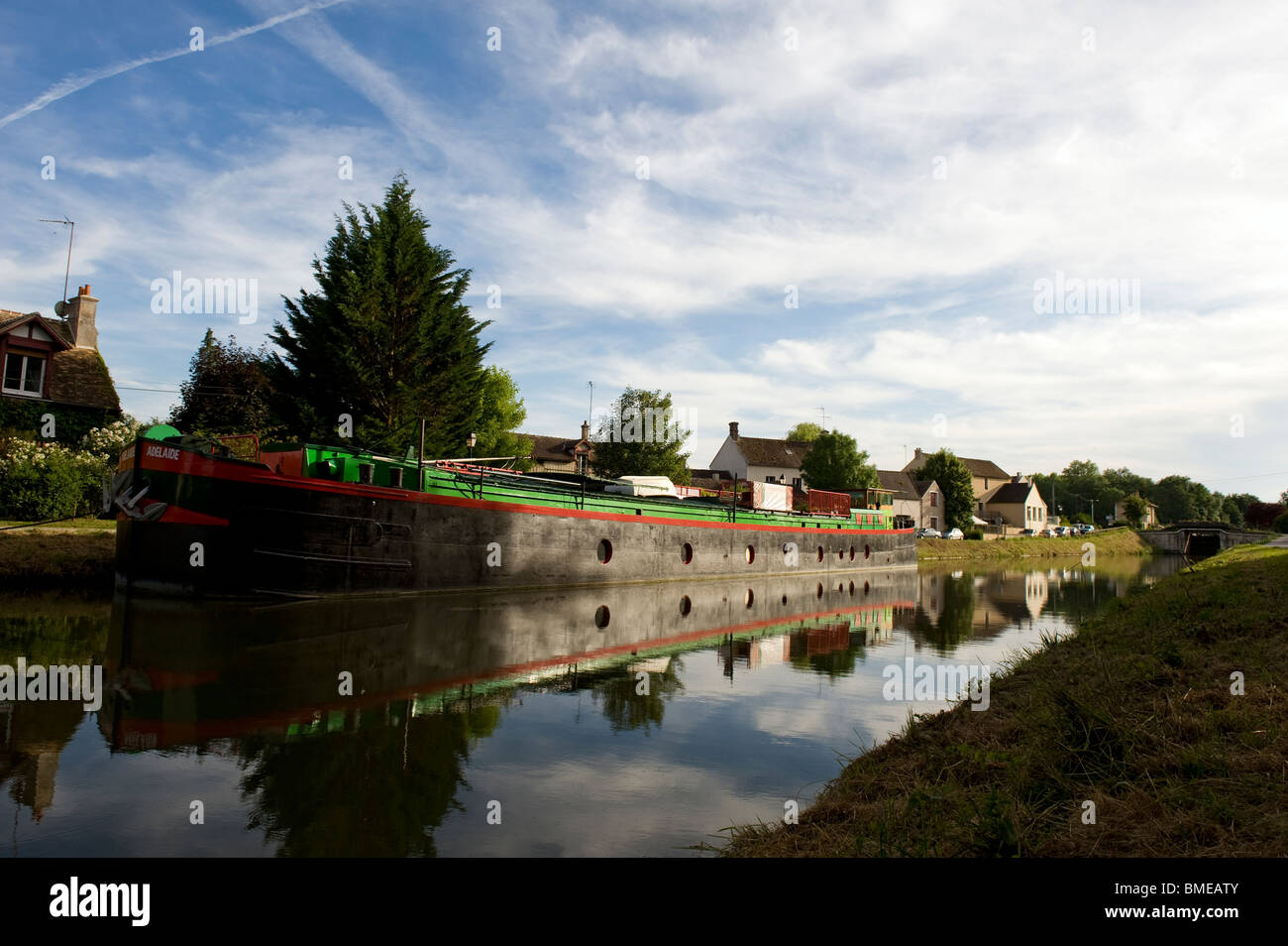 Urban reflection on river hi-res stock photography and images - Alamy