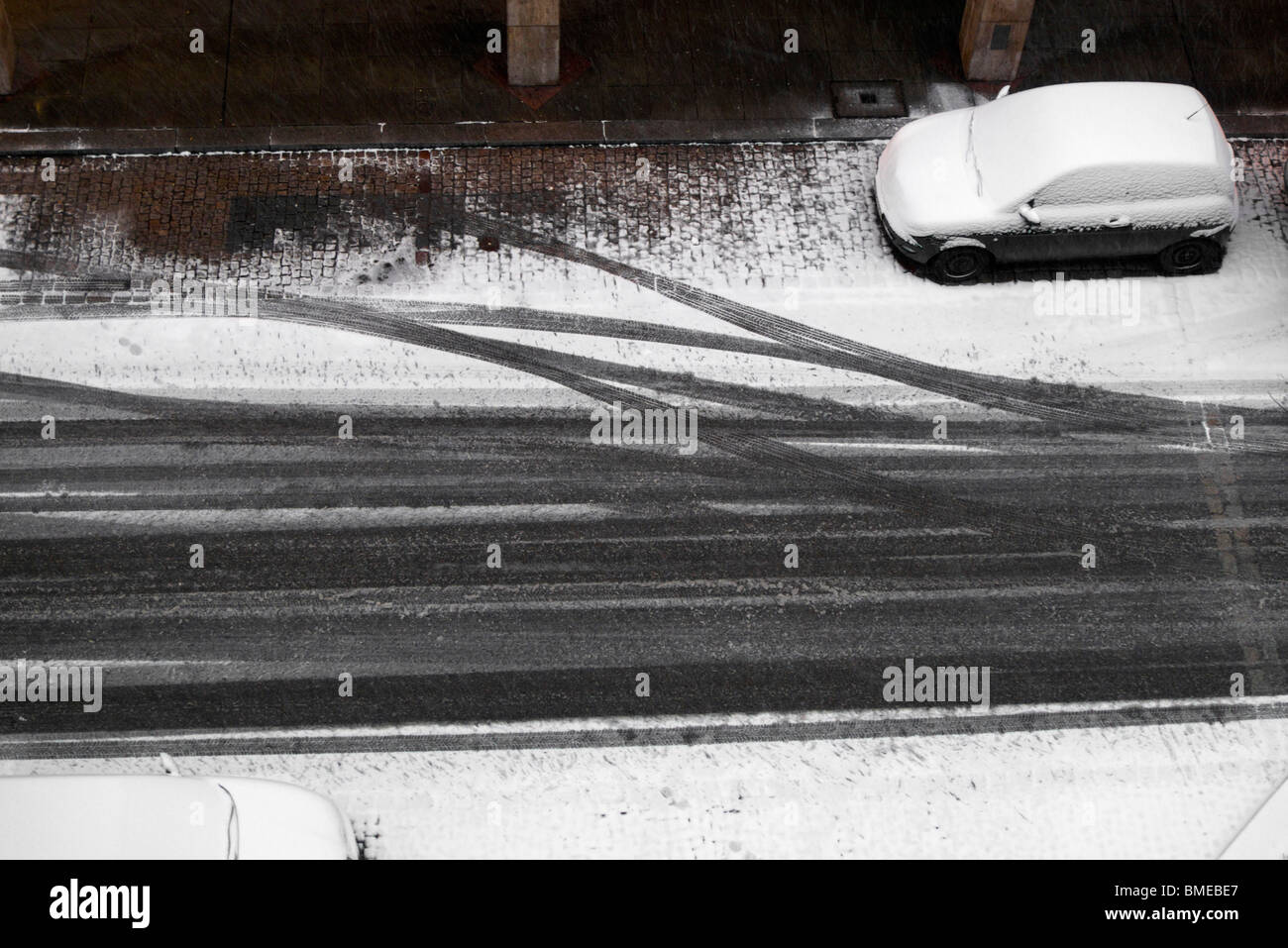 Car street view from above hi-res stock photography and images - Alamy