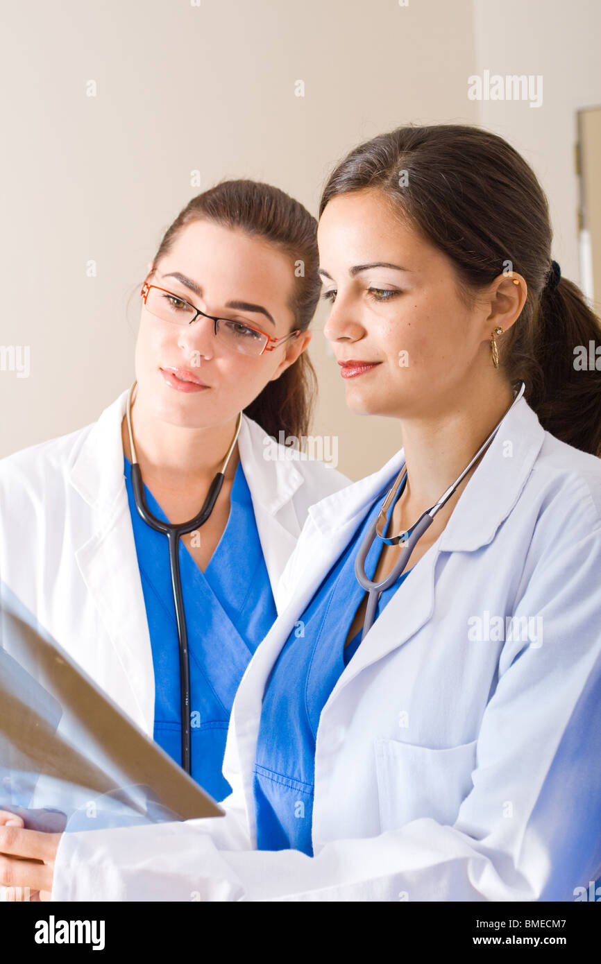 two female medical doctors looking at x ray Stock Photo - Alamy