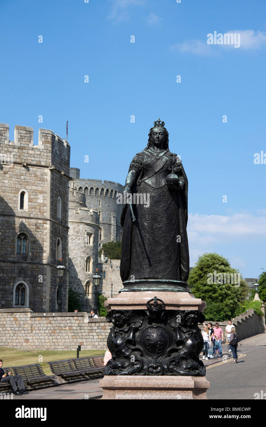 Queen victoria statue windsor castle hi-res stock photography and ...