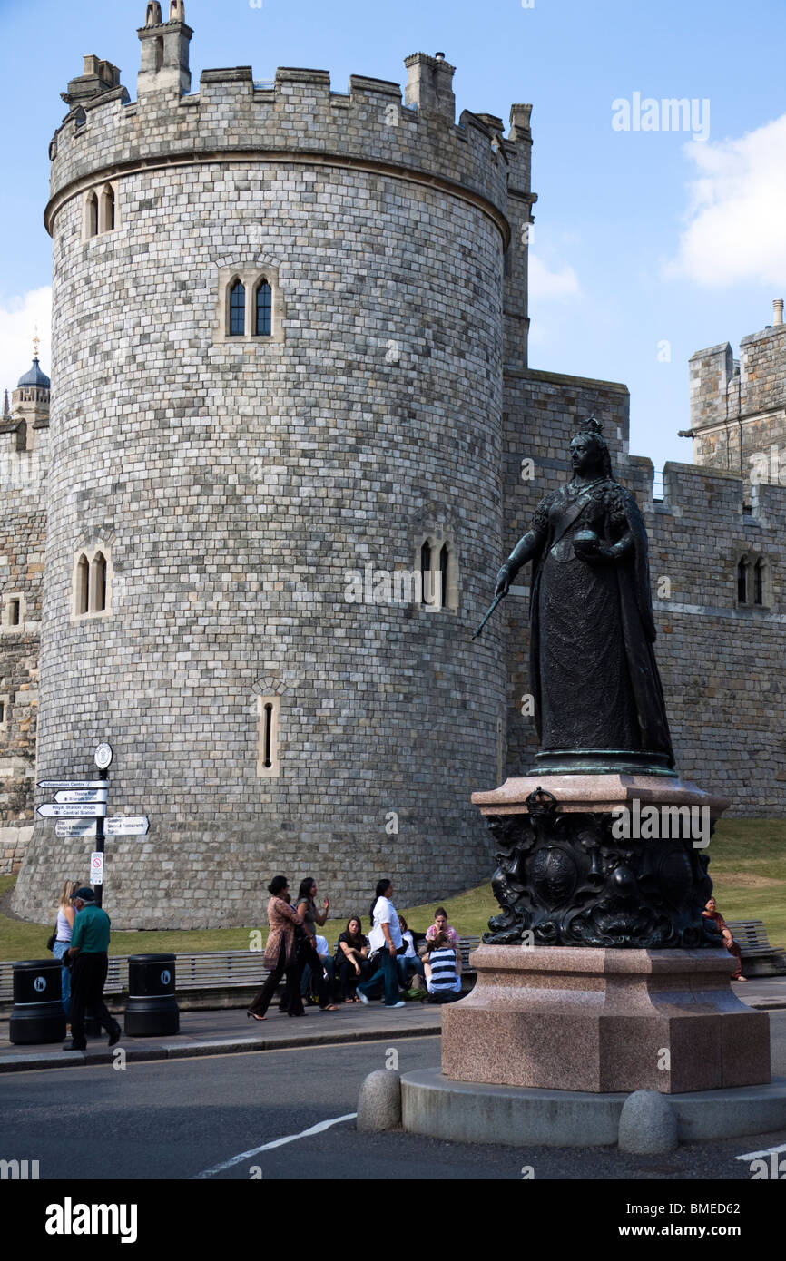 Queen victoria statue windsor castle hi-res stock photography and ...