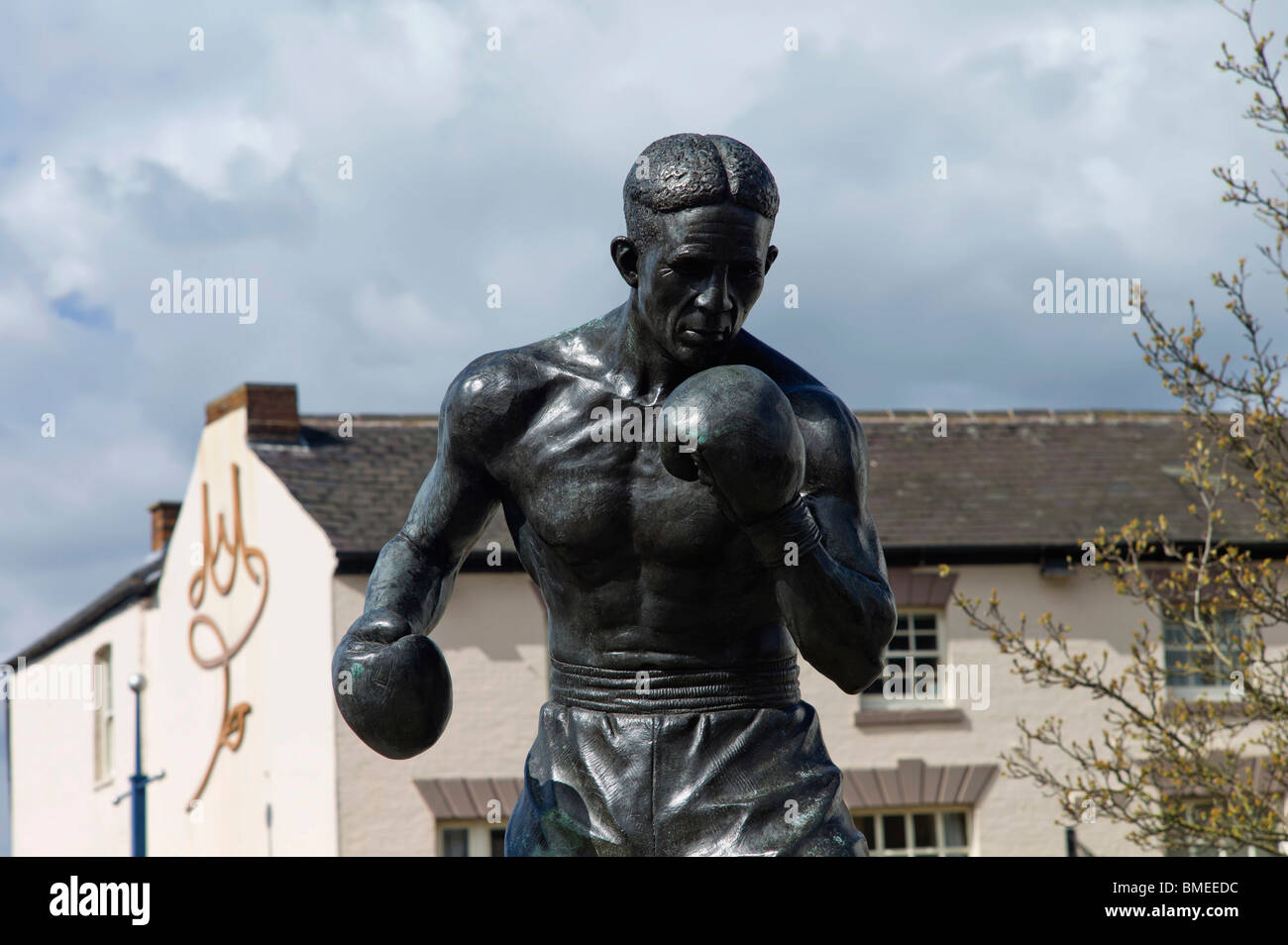 statue memorial to the boxer randolph turpin Old buildings in Warwick ...
