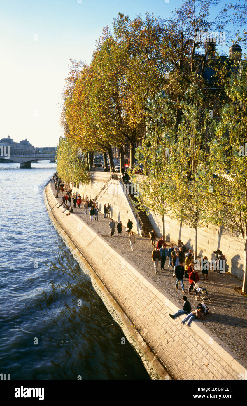 People sitting walking on pavement hi-res stock photography and images ...