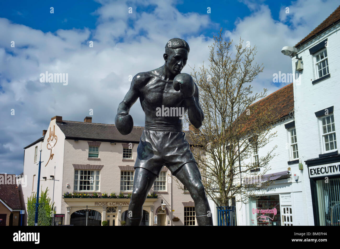 statue memorial to the boxer randolph turpin Old buildings in Warwick ...