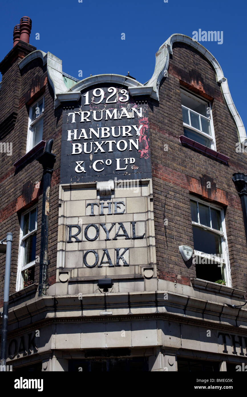 Royal oak pub sign hi-res stock photography and images - Alamy
