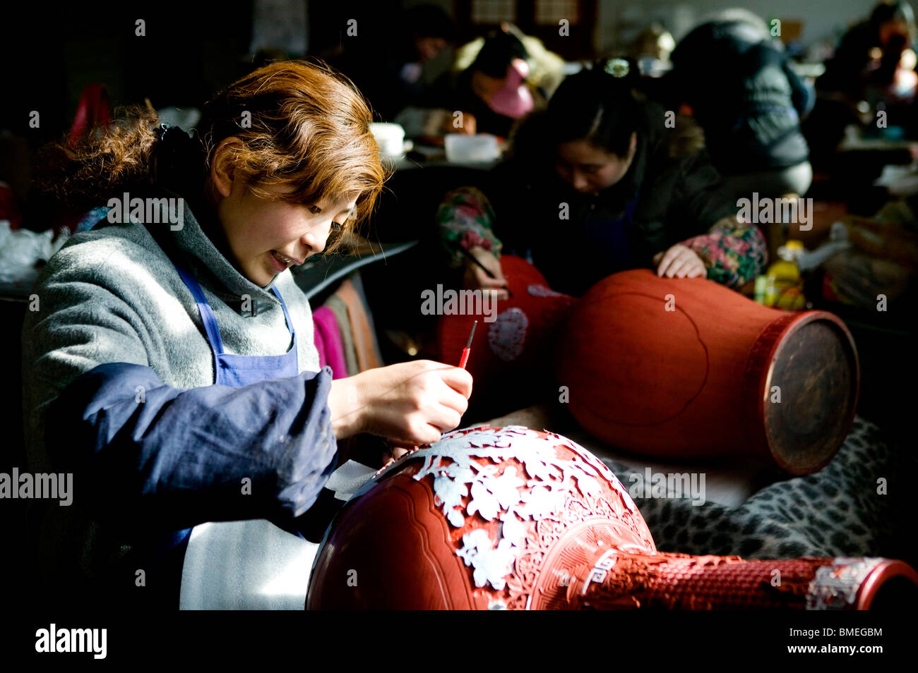 Master crafsman carving a large vase in Yangzhou Lacquerware Factory ...