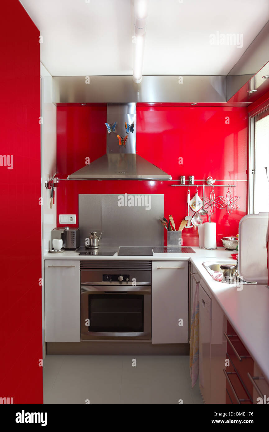 Red kitchen cabinet hi-res stock photography and images - Alamy