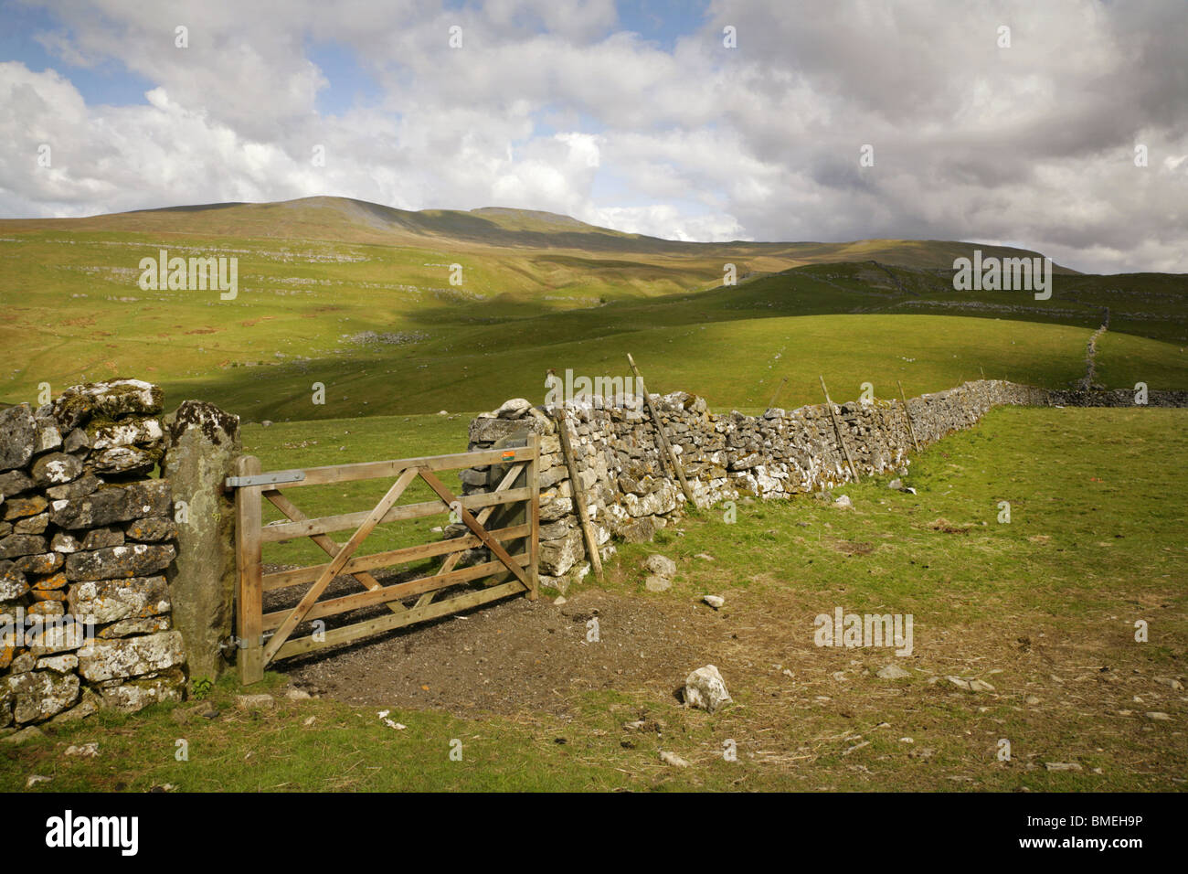 Gate in dry stone wall hi-res stock photography and images - Alamy