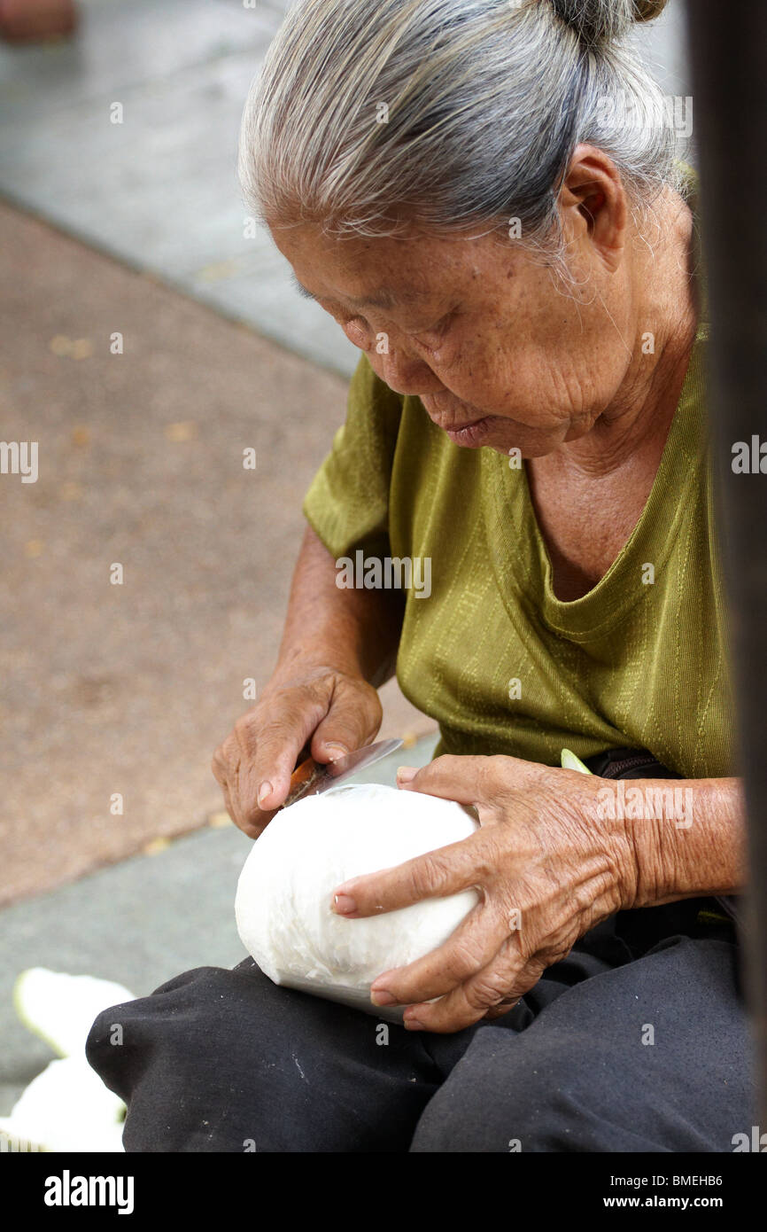 Older woman thai street hi-res stock photography and images - Alamy