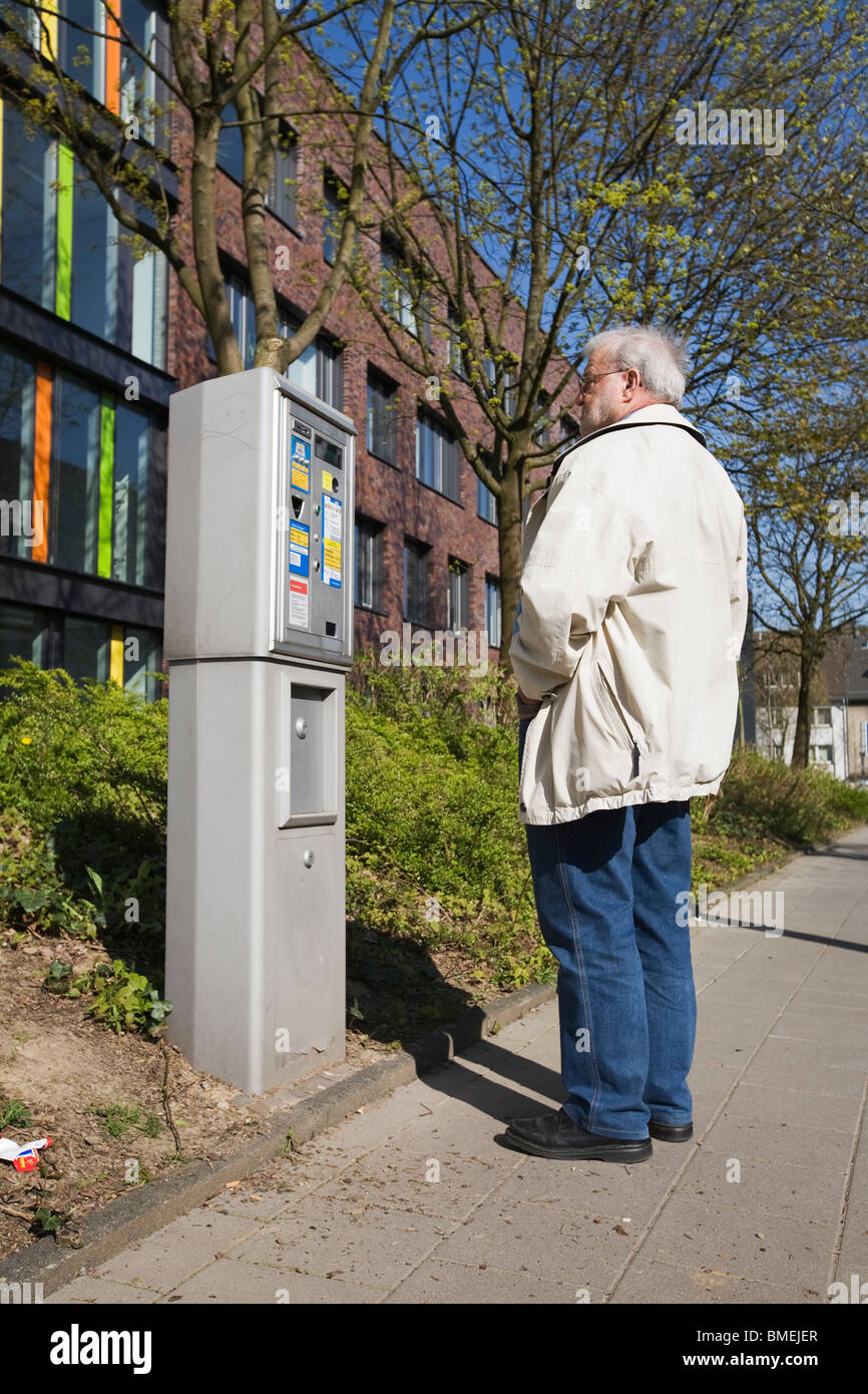 Man ticket parking machine hi-res stock photography and images - Alamy