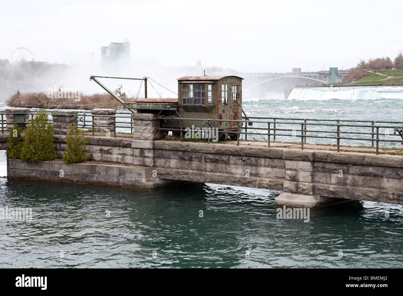 View of the horseshoe waterfall from the upper side of Niagara fall ...