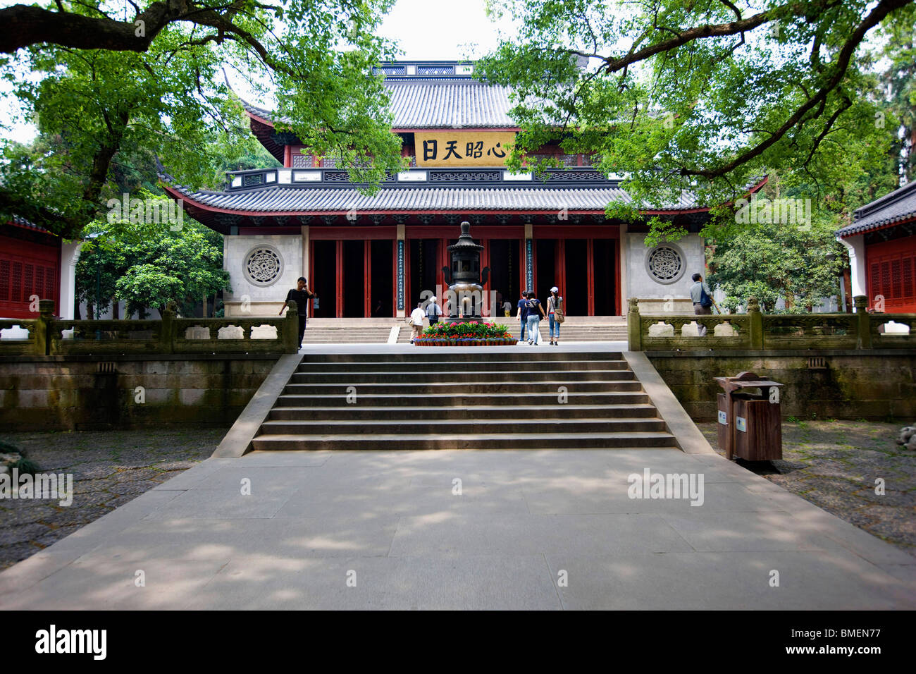 Main hall of Yuewang Temple, Hangzhou City, Zhejiang Province, China ...