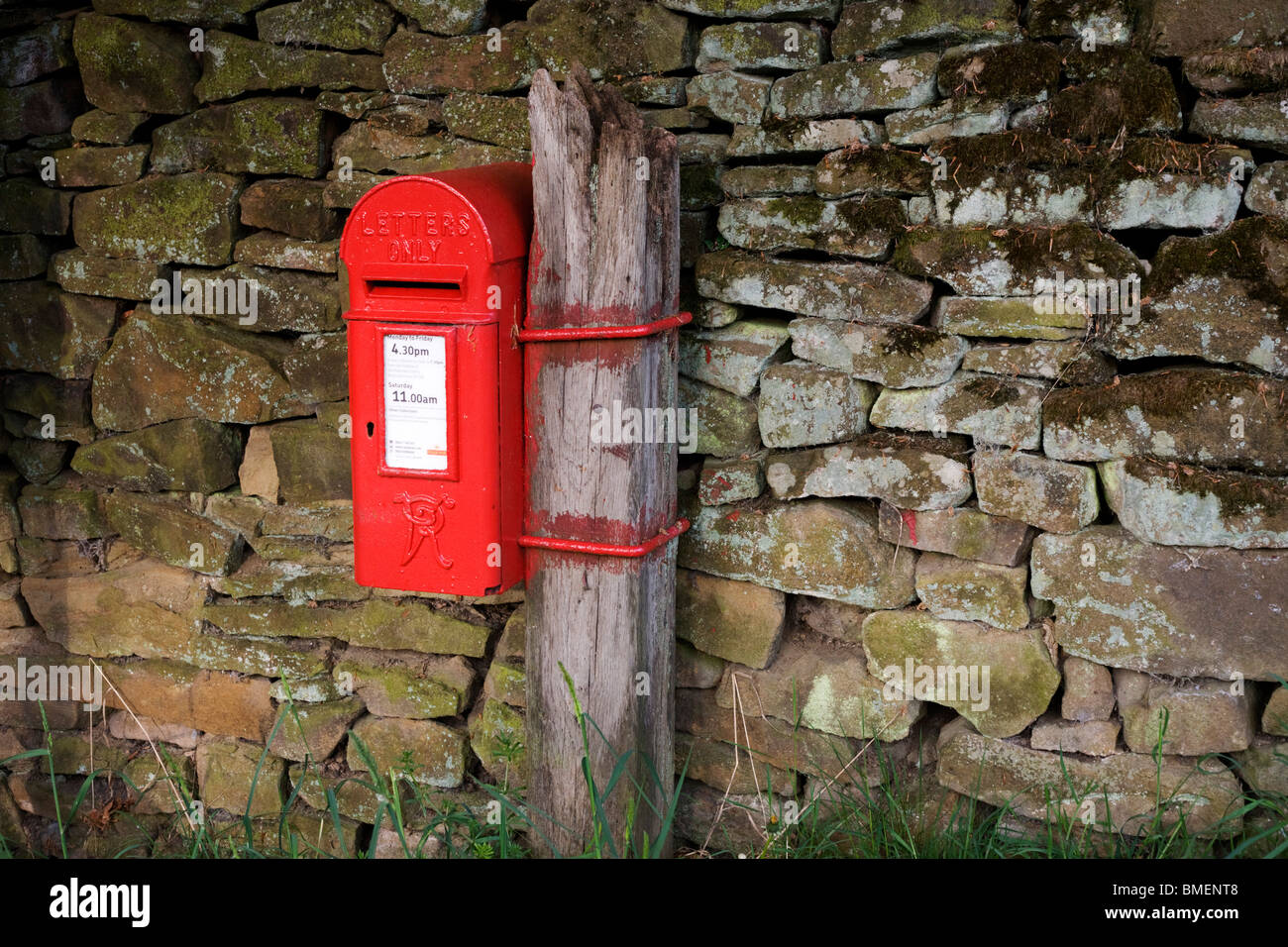 Red Victorian rural post box mounted at dry stone wall in Vale of Edale ...