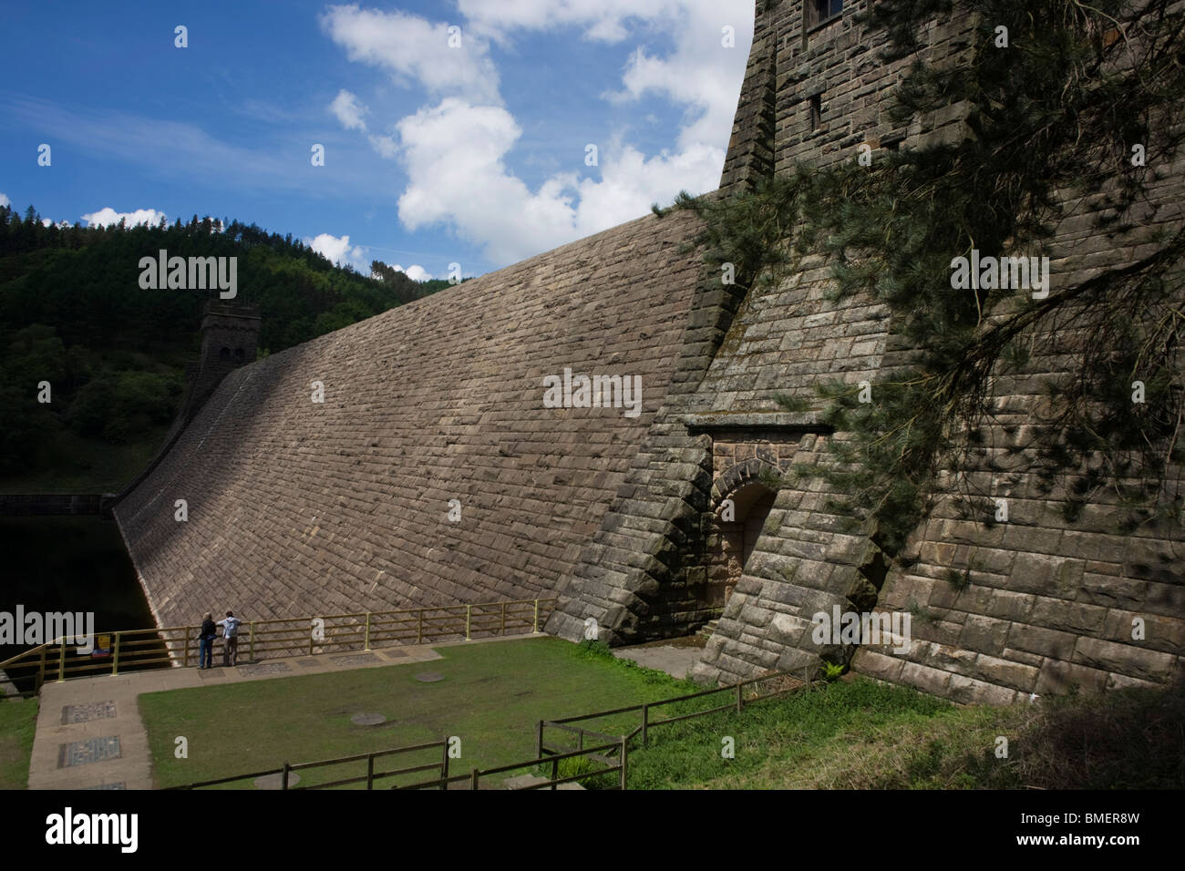 Derwent Reservoir Dam, Peak District National Park, Derbyshire Stock ...