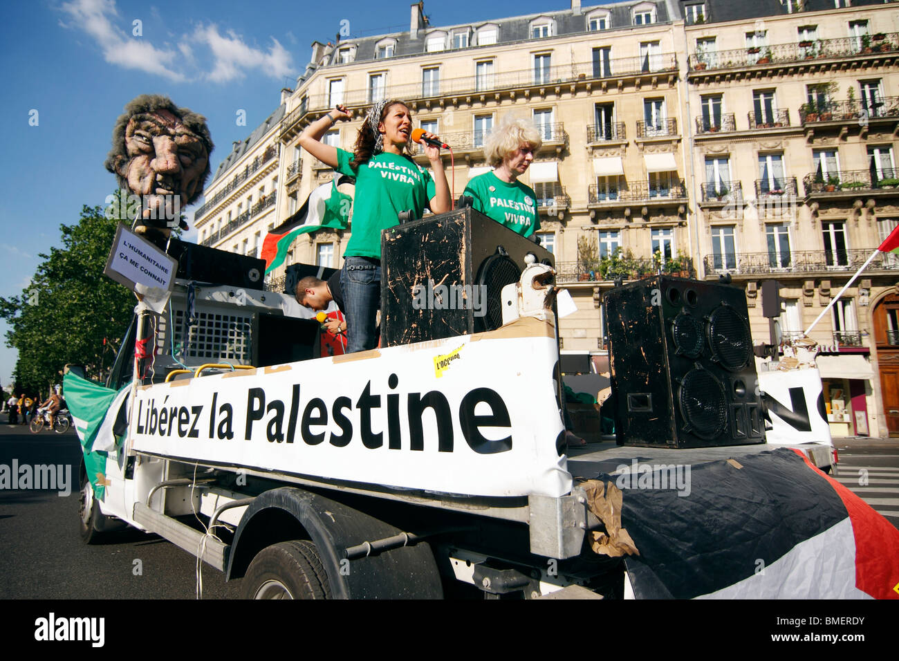 Demonstration in Paris to support the Irish-flagged Rachel Corrie ...