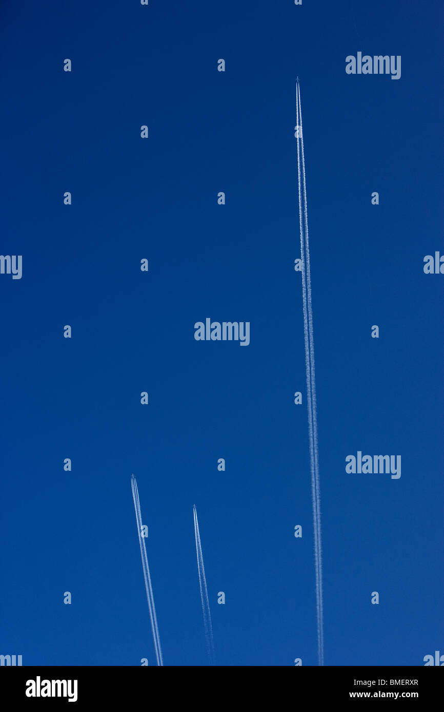 Aeroplanes contrails hi-res stock photography and images - Alamy