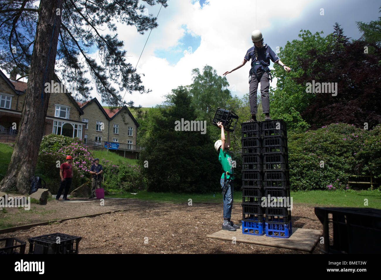 Crate stacking activity test for young boys at YHA Edale Stock Photo ...