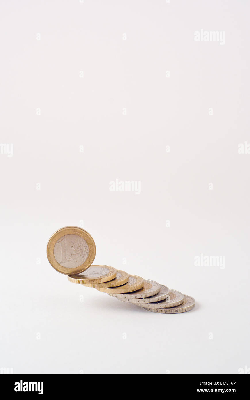 The image shows an oblique and seemingly unstable pile of euro coins ...