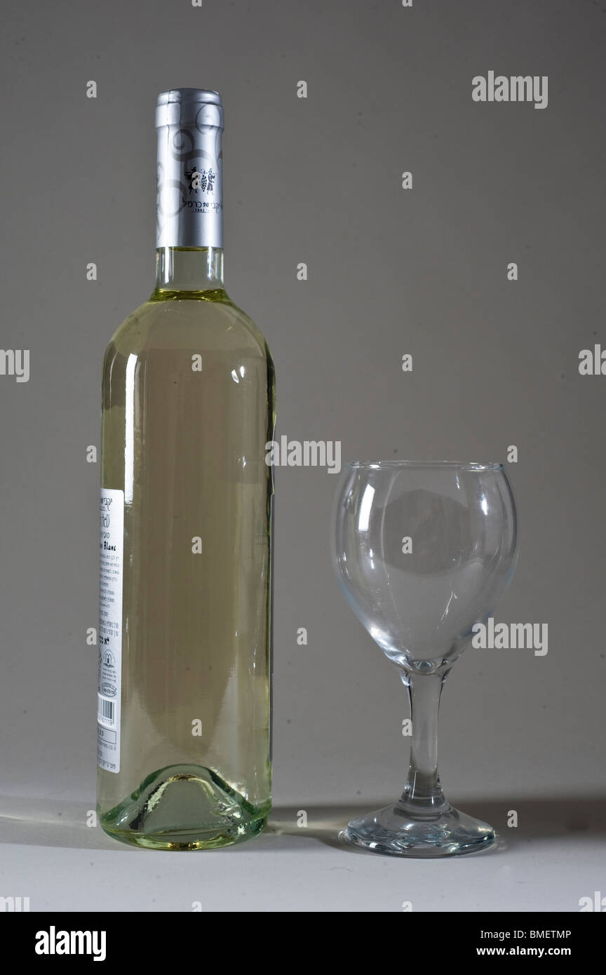 a bottle and glass of Israeli white wine Stock Photo - Alamy