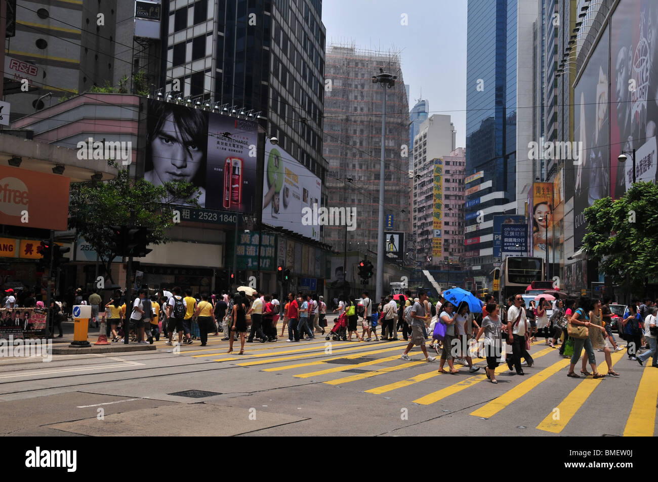 Large number of pedestrians crossing Lockhart Road, Wan Chai, Hong Kong, China Stock Photo - Alamy