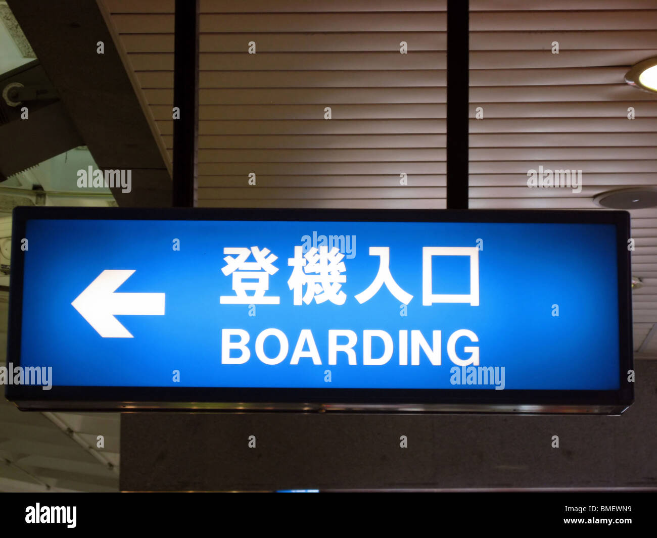 Boarding sign in Chinese at the Taibei airport Stock Photo - Alamy