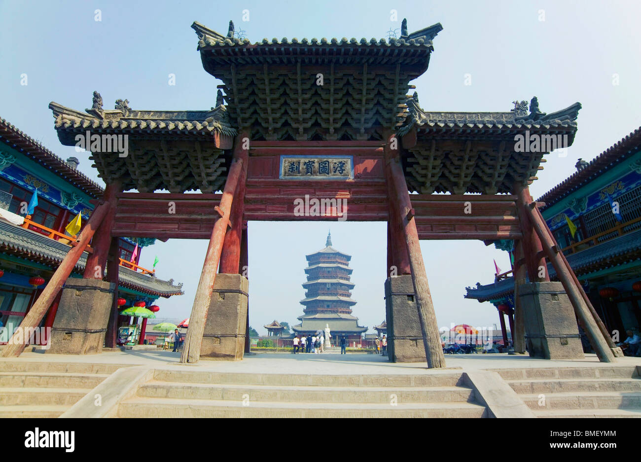 Wooden archway chinese architecture hi-res stock photography and images ...