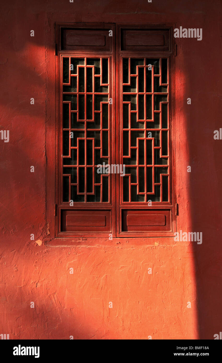 Traditional chinese window lattice hi-res stock photography and images ...