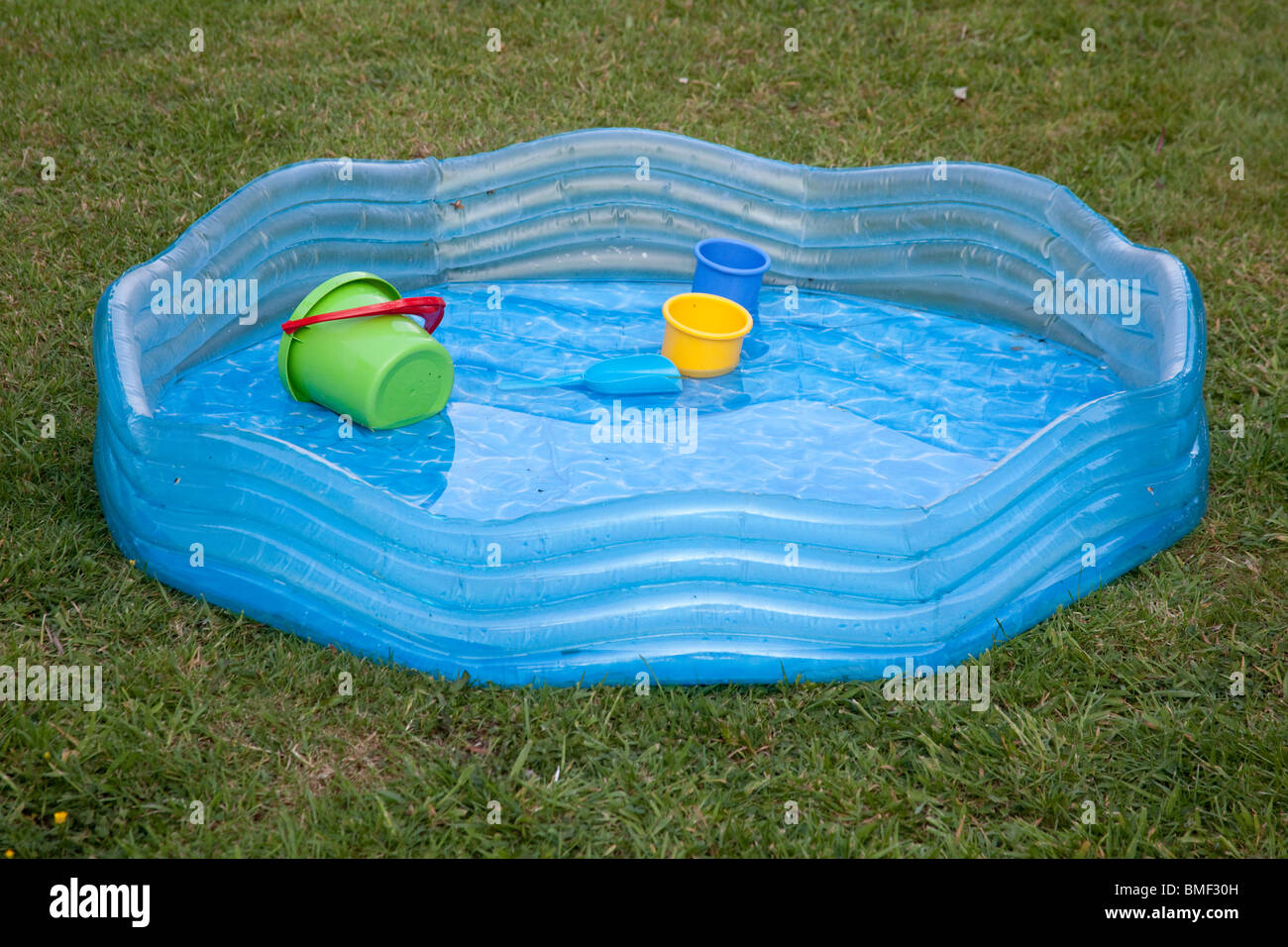 Childrens paddling pool hi-res stock photography and images - Alamy
