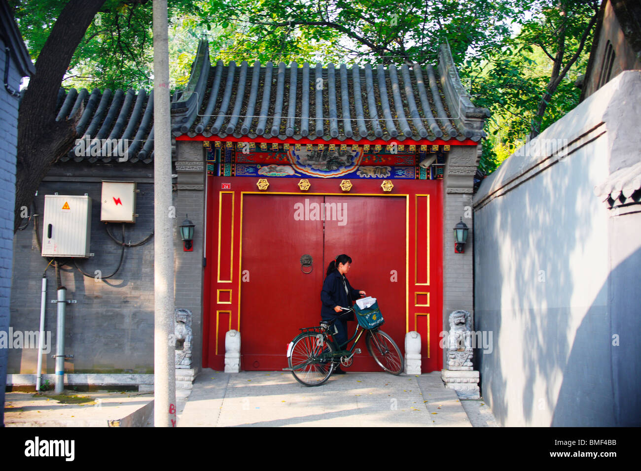 Red door of Hutong courtyard house, Beijing, China Stock Photo - Alamy