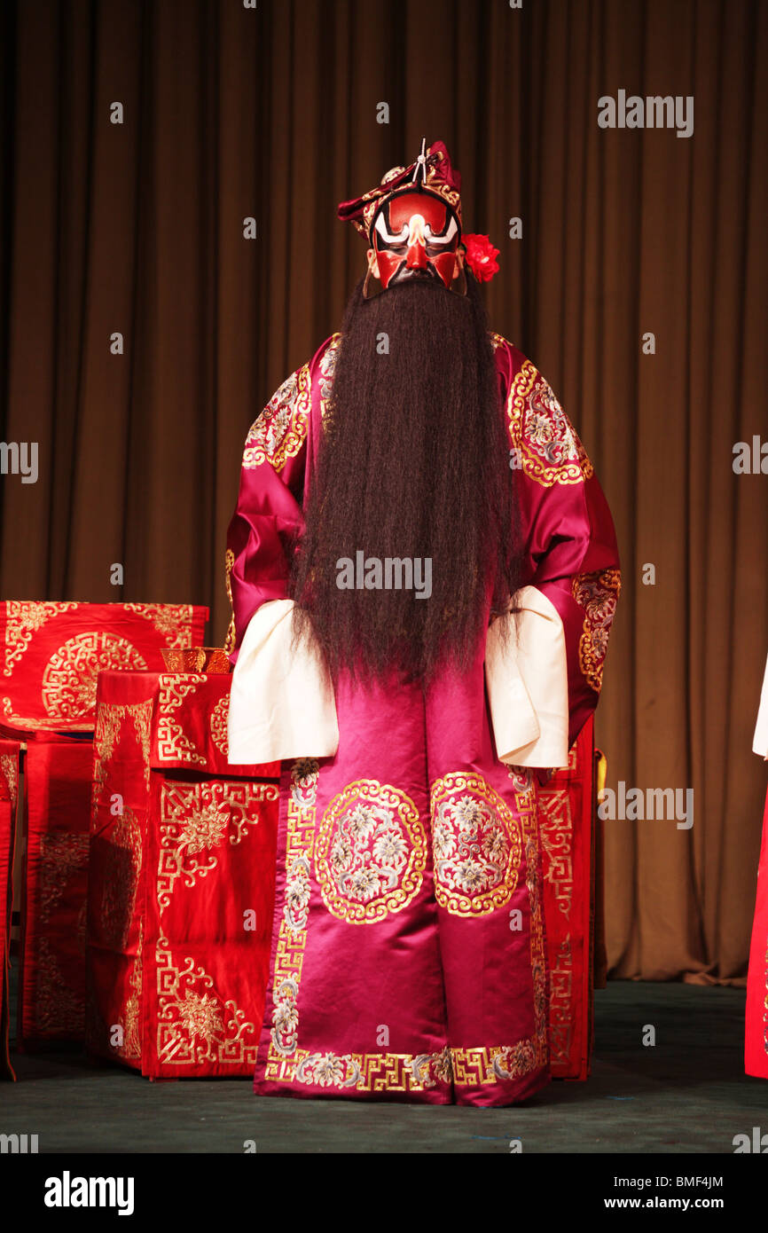 Three traditional opera performers hi-res stock photography and images ...