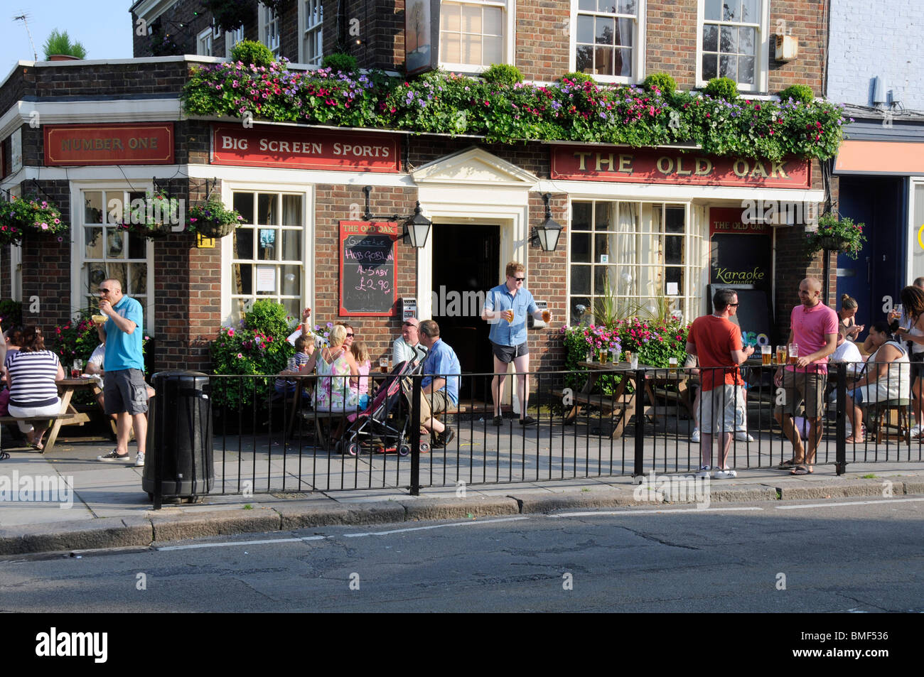 Drinking outside the pub hi-res stock photography and images - Alamy