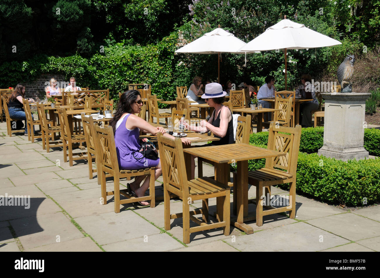 UK PEOPLE EATING OUTSIDE AT CAFE IN KENWOOD HOUSE,HAMPSTEAD, LONDON ...