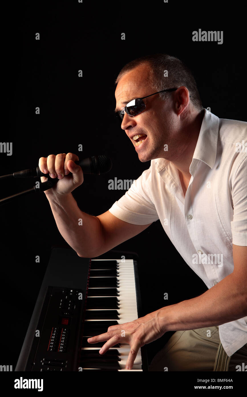 Piano on stage black and white hi-res stock photography and images - Alamy