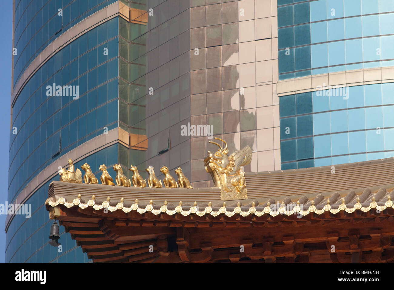 Mythical roof animals traditional architecture hi-res stock photography ...
